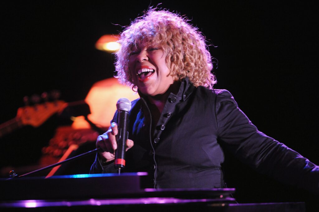 Roberta Flack: Grammy-Winning Singer Dies at 88 After ALS Battle