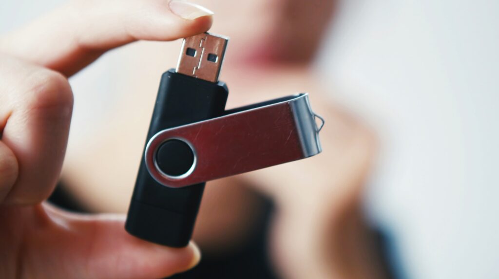USB Flash Drives Dead? Best Alternatives: SSD, SD Card, Cloud